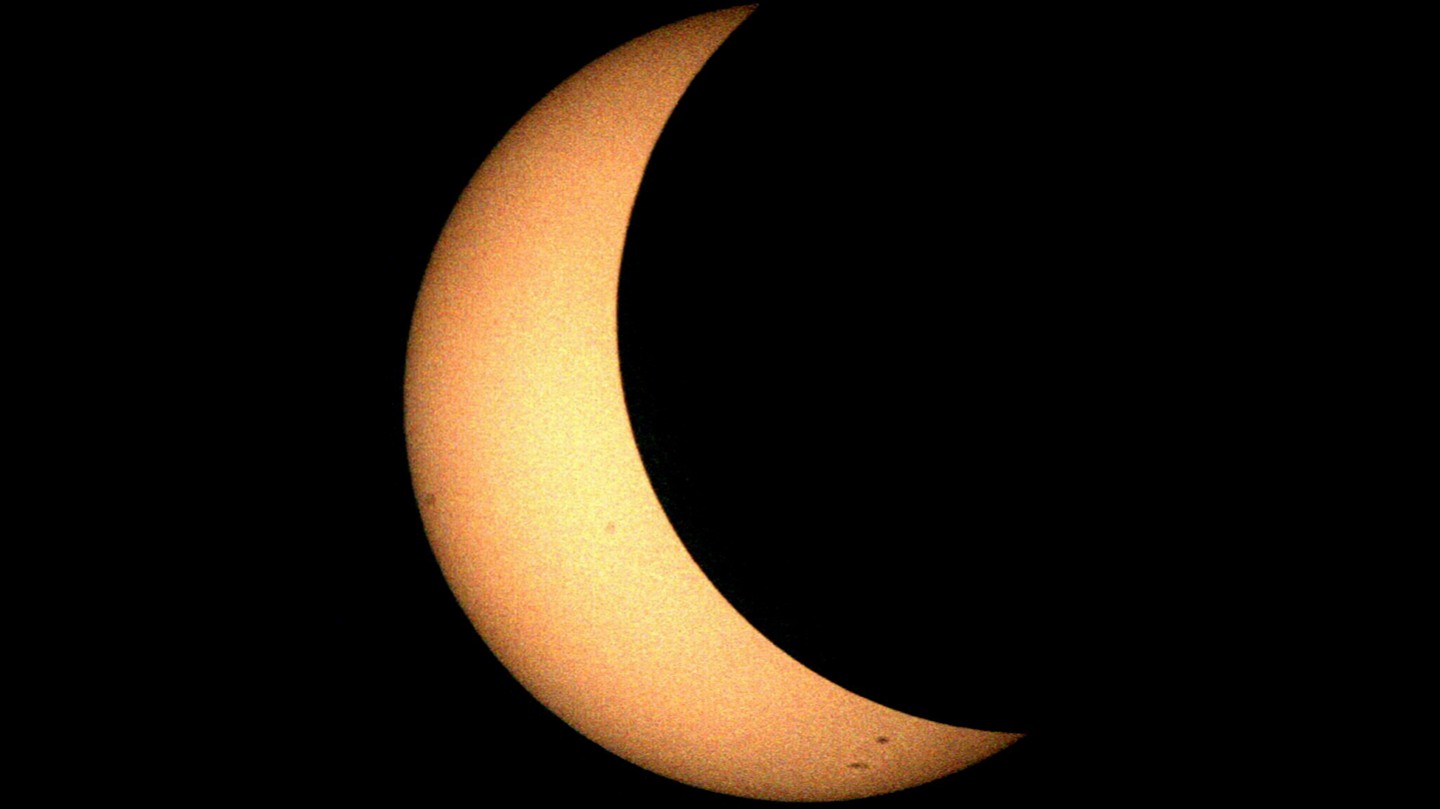Main green totally packed for partial eclipse | Brown University